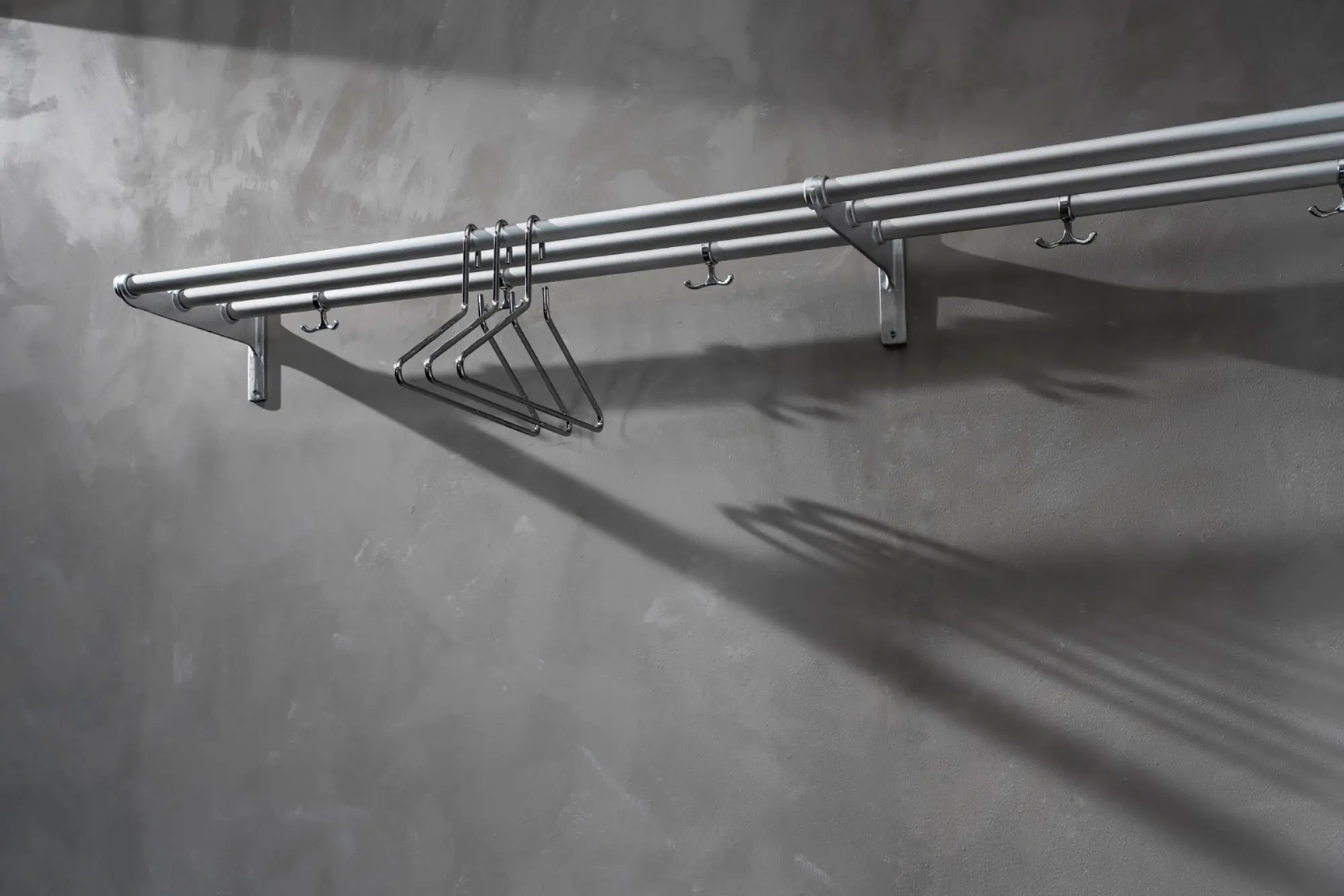 Köp Nostalgi Hatthylla/Skohylla Påbyggnad - Aluminium Från Essem Design ... Köp Nostalgi Hatthylla/Skohylla Påbyggnad - Aluminium Från Essem Design ...